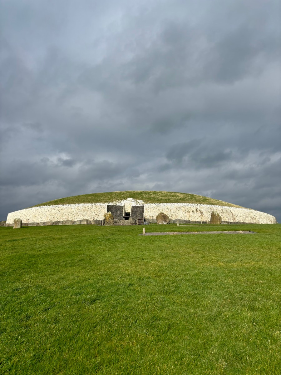 A magical journey through Ancient Ireland: Brú na Bóinne, Newgrange ...